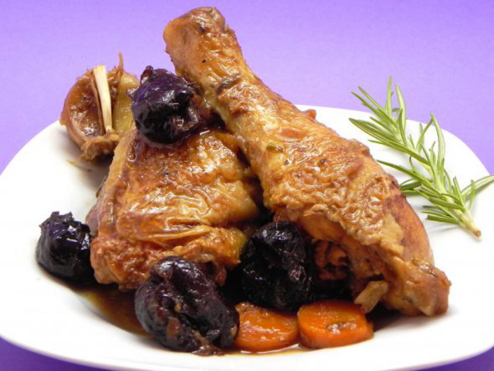 POLLASTRE a la CATALANA: Un pollastre rostit amb prunes de iaia